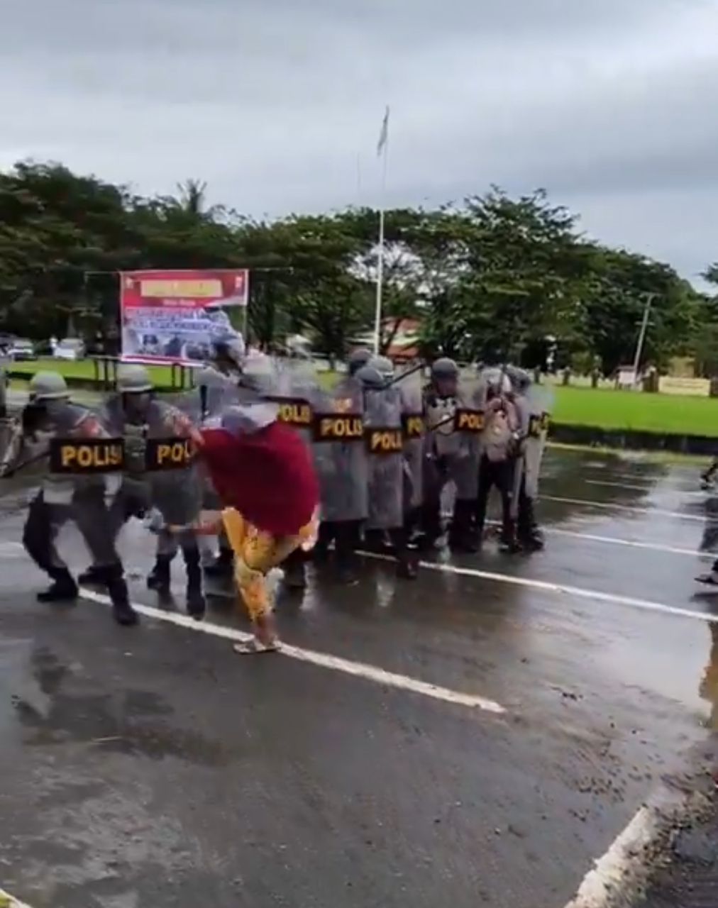 Indonesian Police Retreat from Feisty Lady in Hilarious Election Drill ...