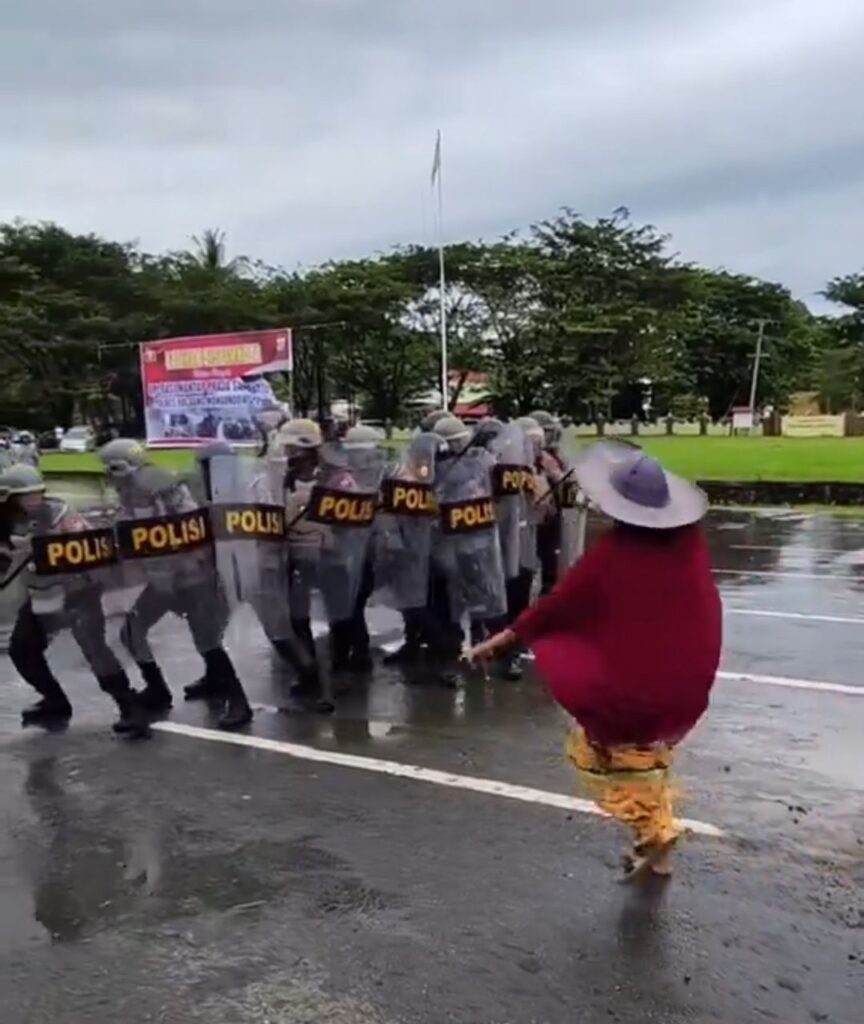 Indonesian Police Retreat from Feisty Lady in Hilarious Election Drill ...
