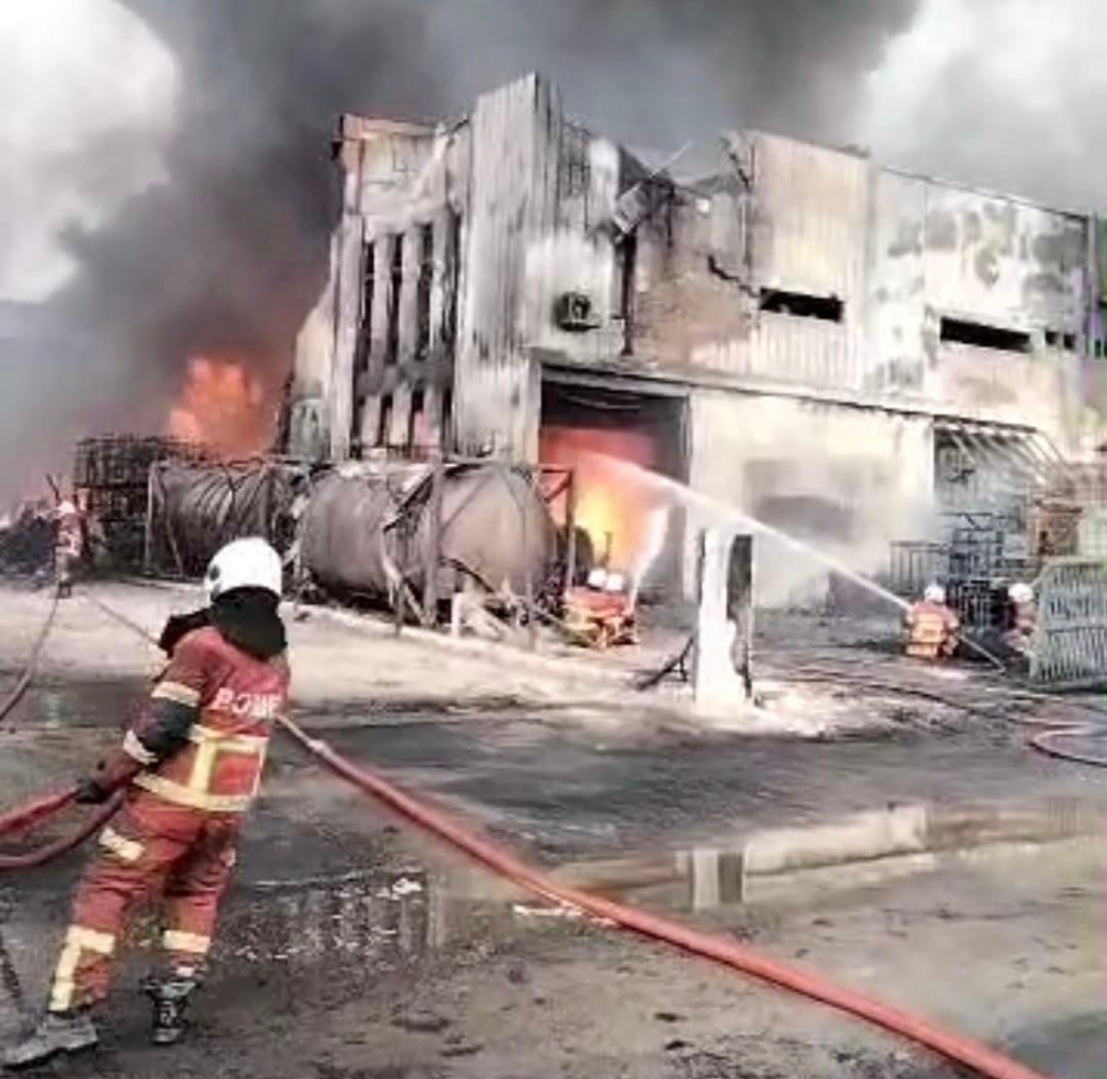 Massive Fire Breaks Out in Johor, Engulfs Four Factories - Wake Up ...
