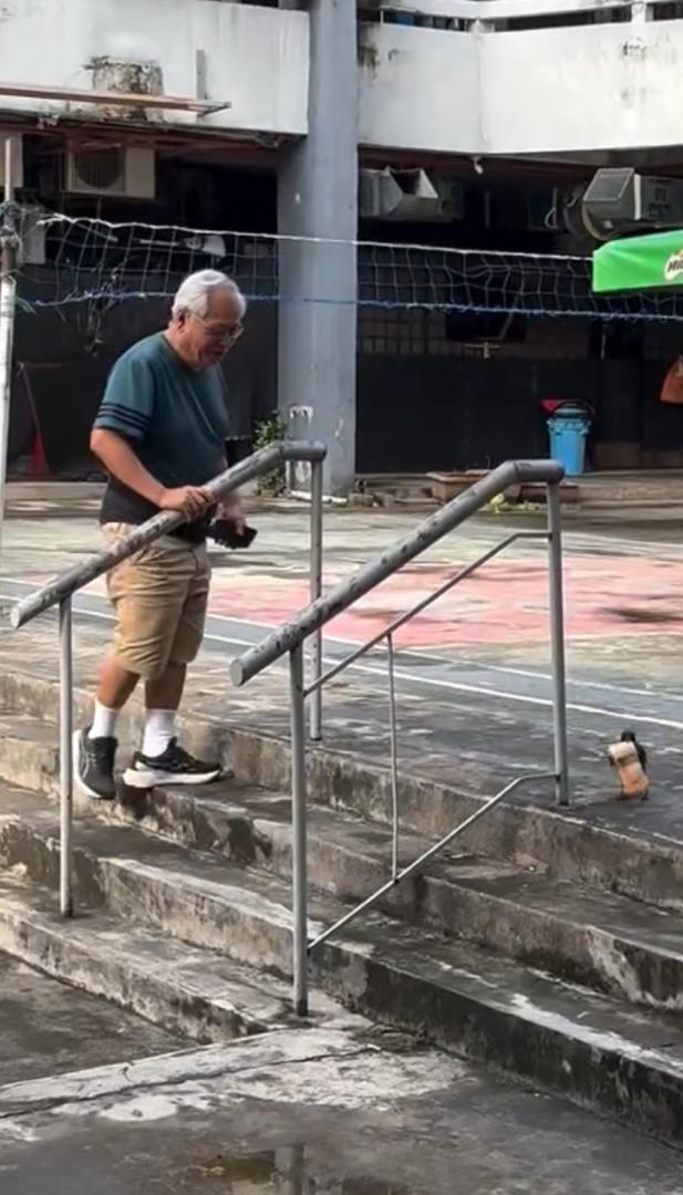 Crow Steals Money in KL, Played Hilarious Chase Battle with Uncle and ...