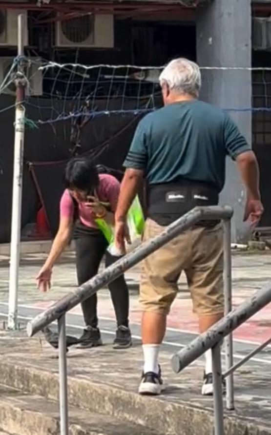 Crow Steals Money in KL, Played Hilarious Chase Battle with Uncle and ...