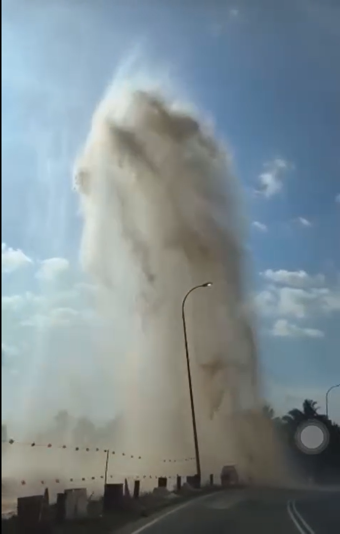 Burst Pipe in M’sia Sends Water Gushing Into Sky in Viral Video - Wake ...