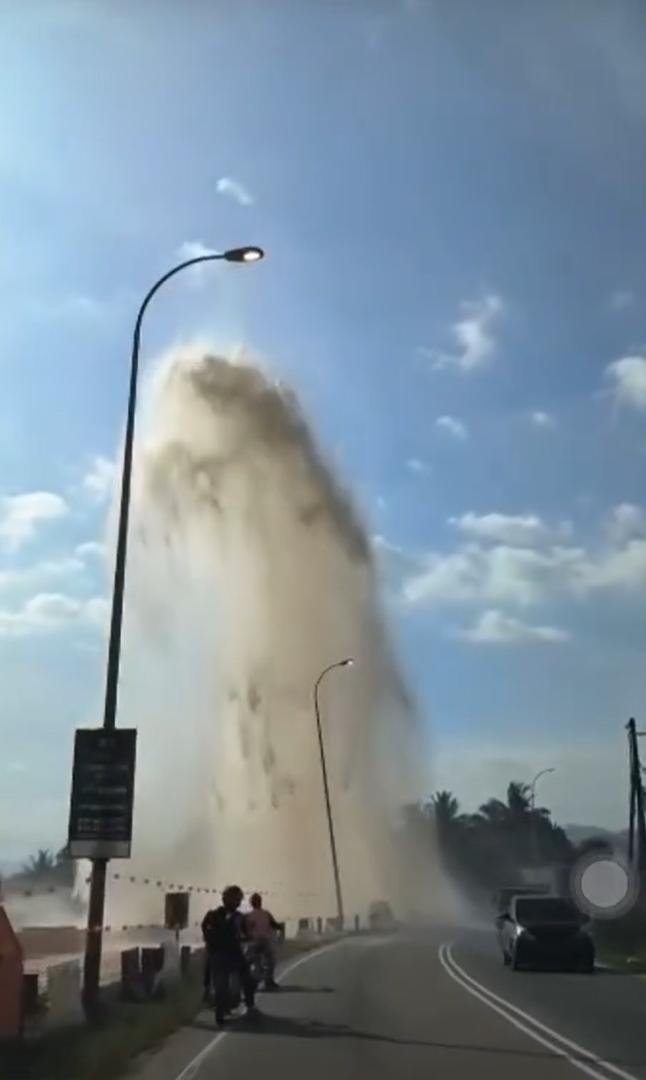 Burst Pipe in M’sia Sends Water Gushing Into Sky in Viral Video - Wake ...