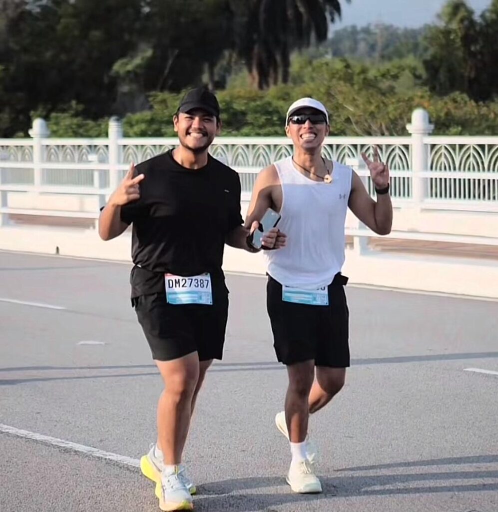Visually Impaired Man Completes 21KM Half Marathon Hand-in-Hand With ...