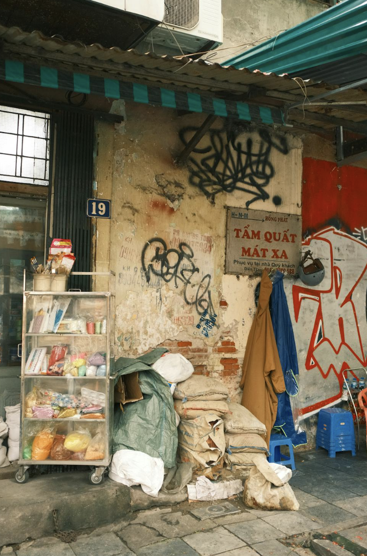 Thousands of Japanese People Disappear Every Year—By Choice - Wake Up ...