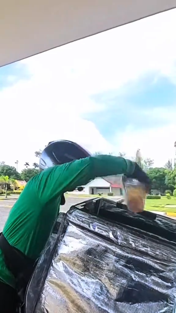 One-Handed Delivery Rider Refuses to Quit, Completes Up to 50 Orders ...