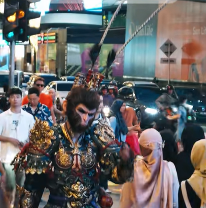 Wukong Cosplayer Shocks Crowds Walking Around Bukit Bintang - Wake Up ...