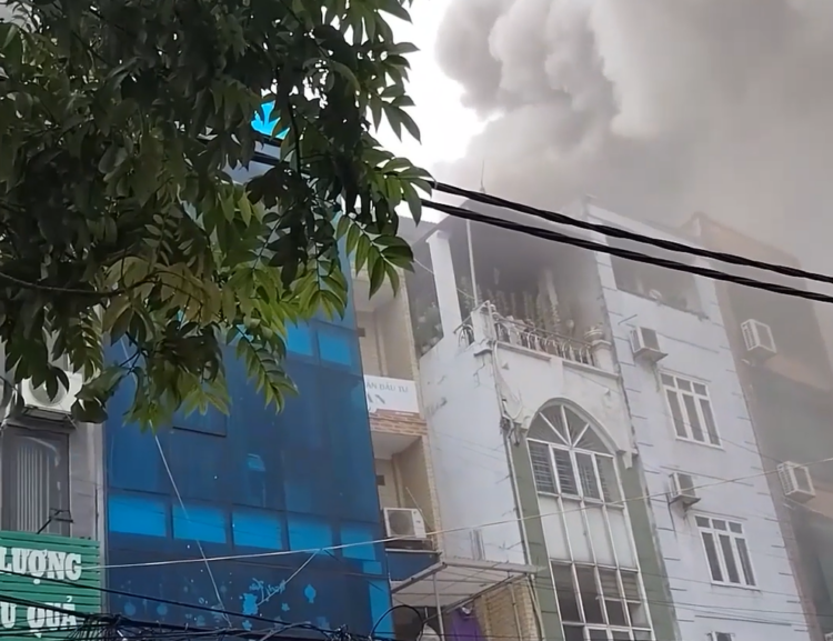 Race through smoke - Firefighters rush in as deadly blaze rips through ...